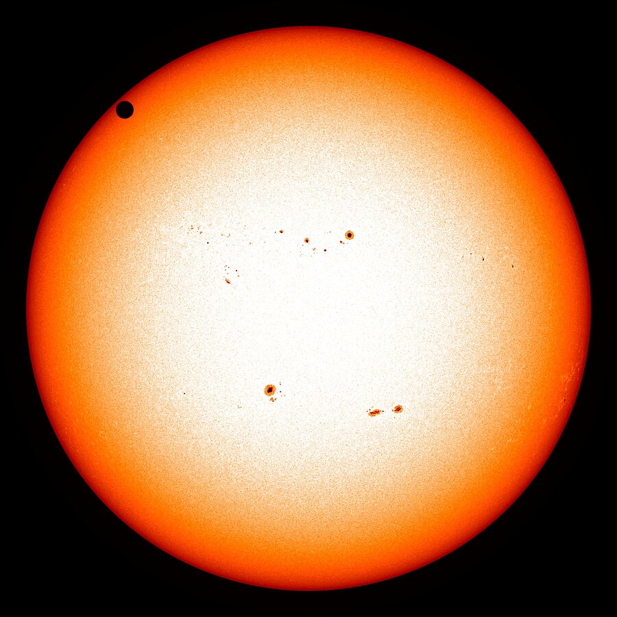 Solar eclipse: between chance and totality.
